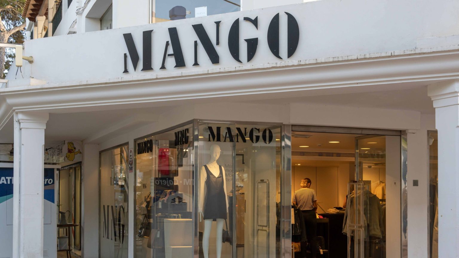 Cette robe à sequins de chez Mango sera absolument parfaite pour vos ...