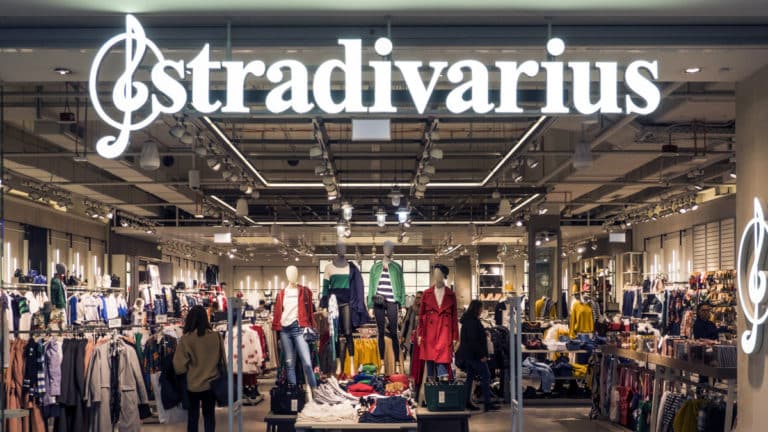 Stradivarius : 3 robes tendances qui vont vous accompagner jusqu’à la ...