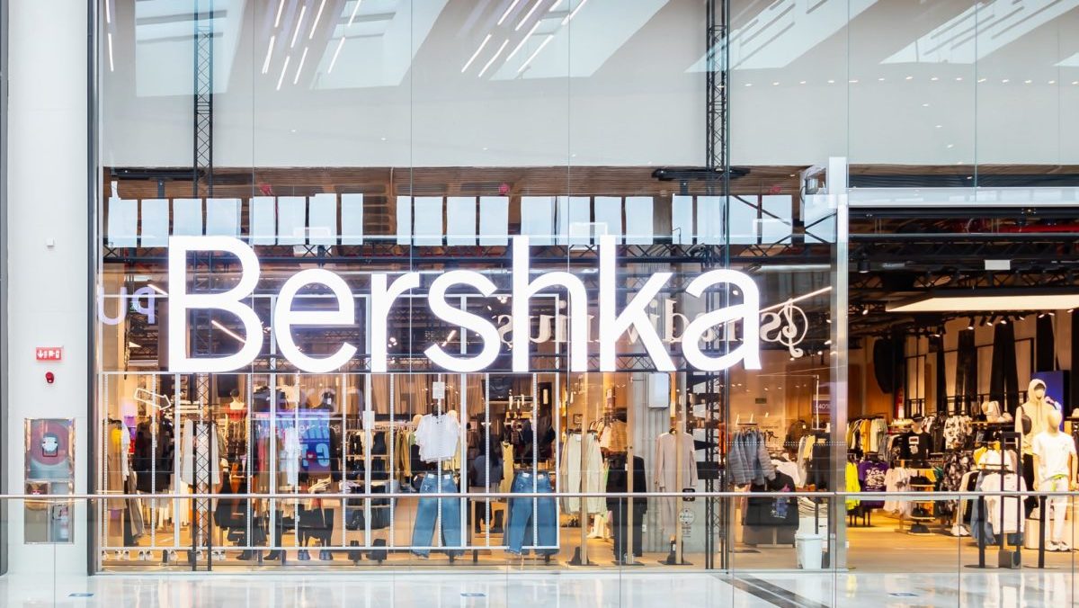 Cette petite robe noire Bershka est la pièce mode qu’il manquait à votre dressing pour les beaux ...