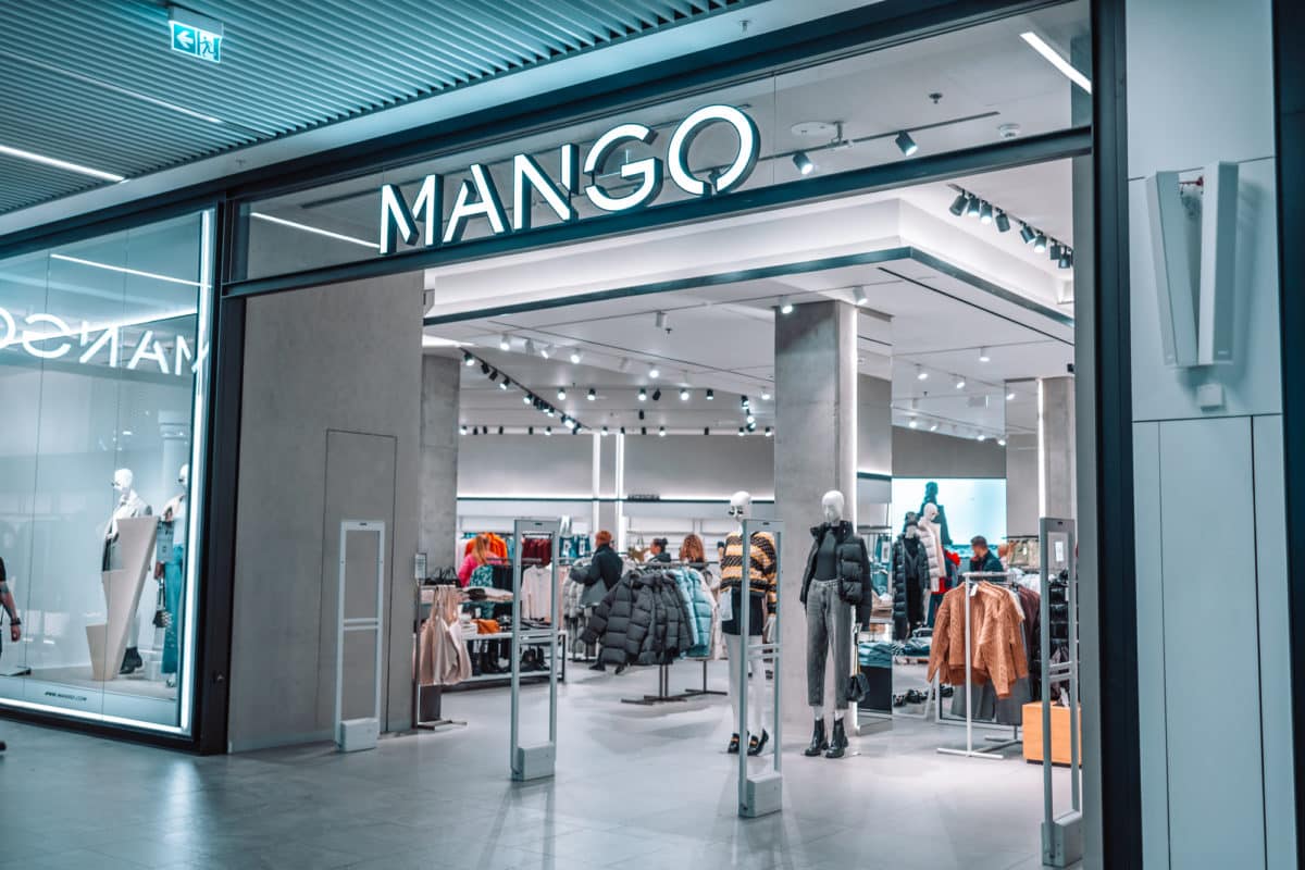 Cette robe blanche Mango sera votre pièce préférée de la saison ...